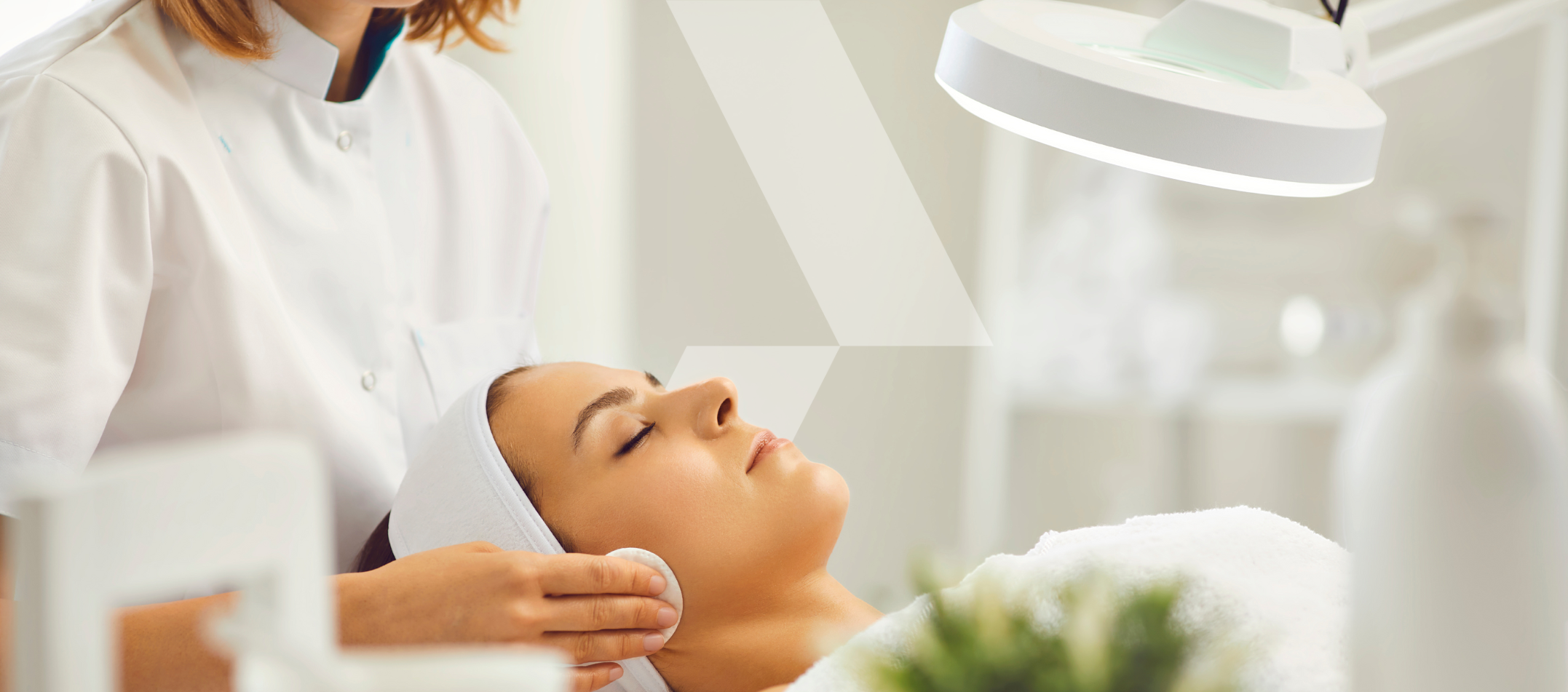 How does VISEO approach the creation of e-stores and the strategic ...